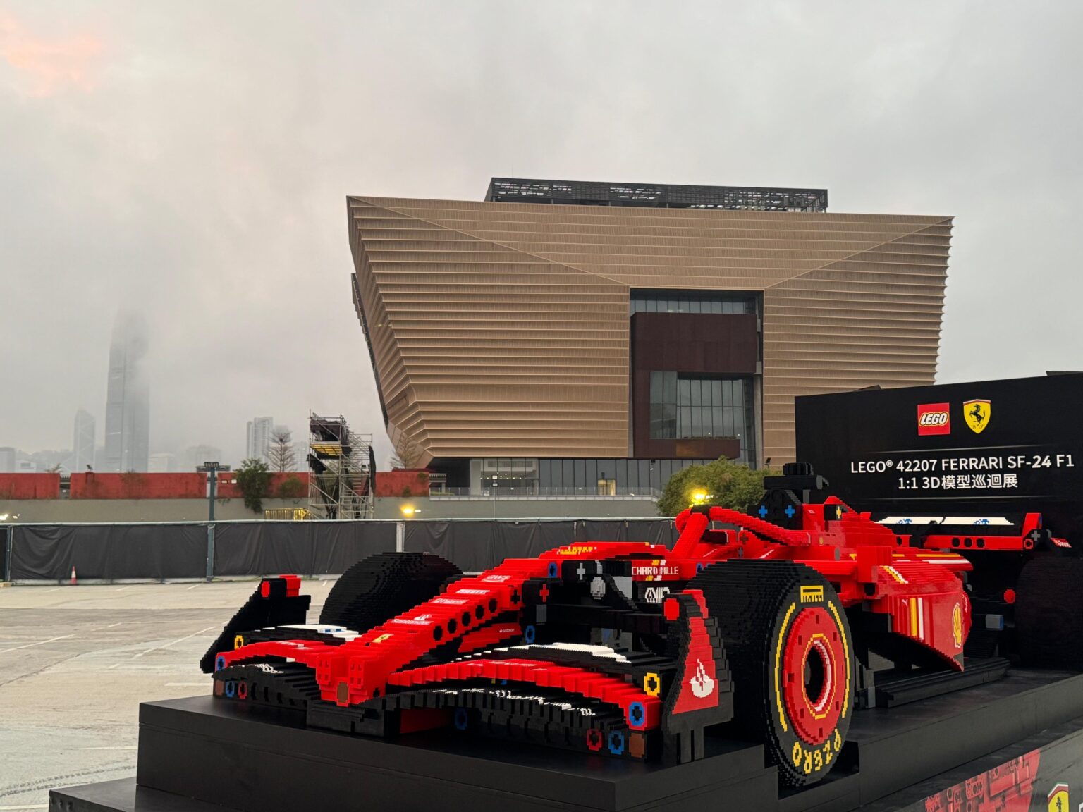 1:1 LEGO Ferrari F1模型將在啟德AIRSIDE展出 - LightsOut