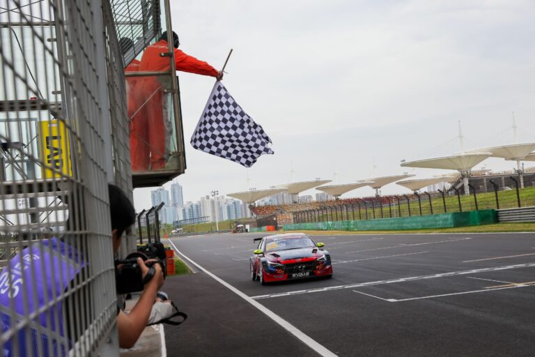 盧思豪從尾位起步奪得CTCC組別冠軍 - LightsOut