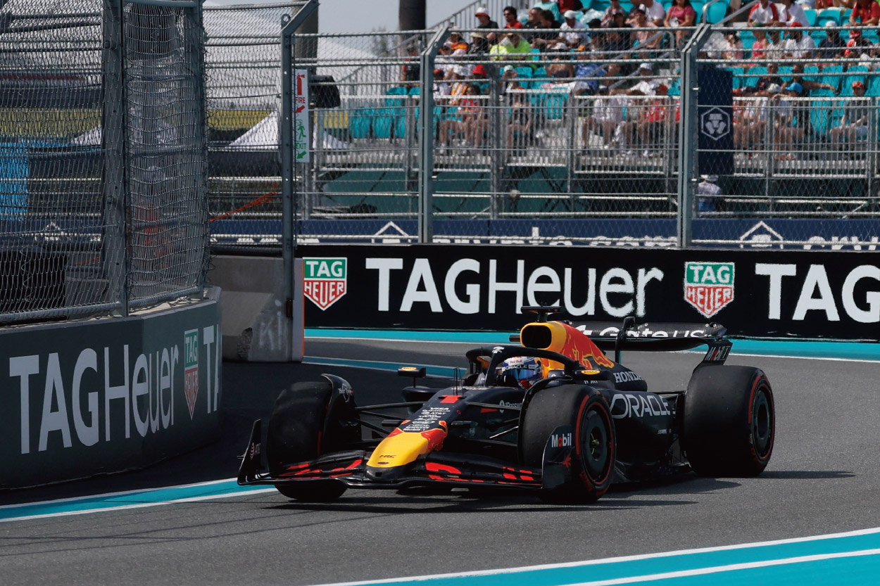 Max Verstappen連續兩場排頭位出賽 - LightsOut